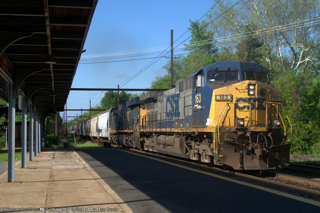 CSX AC44CW 163 leads Q300-17
